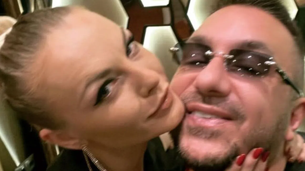 Константин и Надя в интимно усамотение на яхта Снимка Звезди Woman Bg